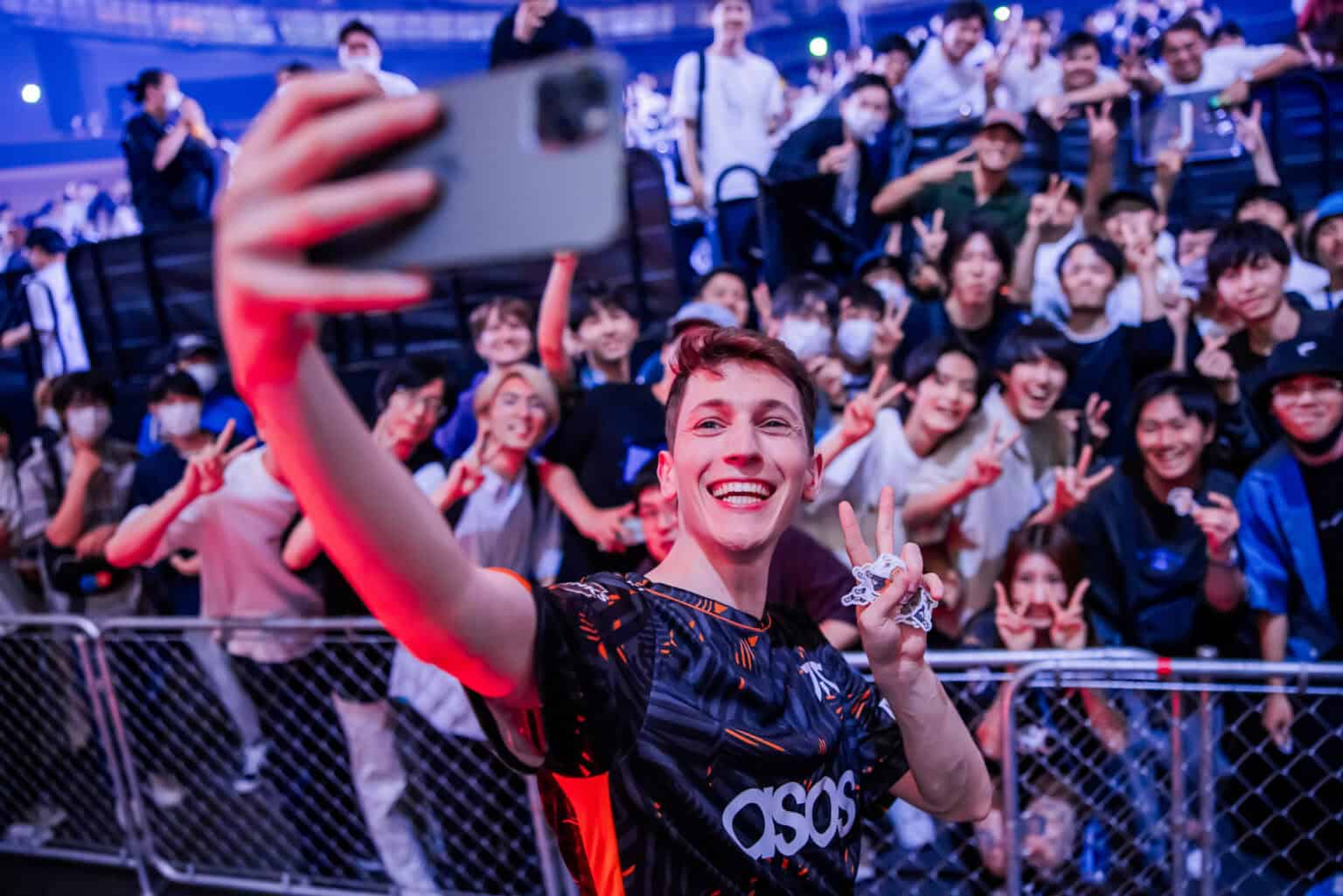 FNATIC Boaster、個人ファンミーティングを6月27日に東京・新宿で開催。サイン＆写真撮影、スミレシャツの受け取りも ...