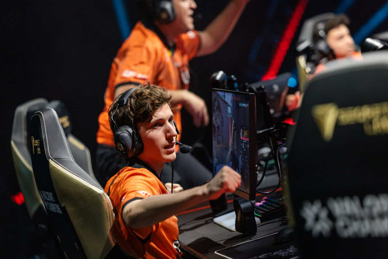 FNC Boaster「敗者は勝者に注目するが、勝者は勝利に集中する──僕の仕事は“世界一のリーダー”になること。批判は気にせず、最高の ...