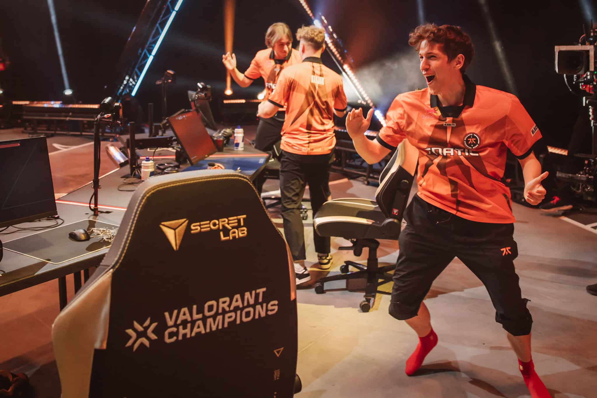 FNC Boaster「僕らには魔法のようなプレーを生み出せる5人の優れた選手がいる。トロントで涙を流した仲間たちが、今度はトロフィーを掲げて ...